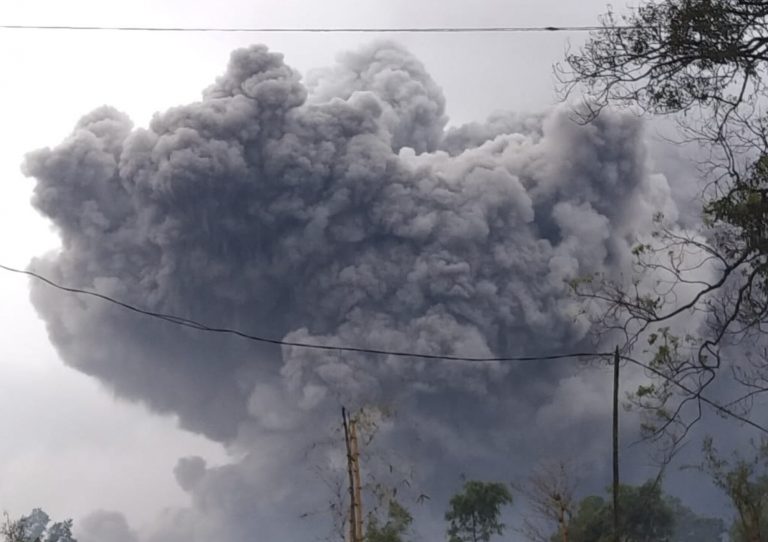 Indonesia: Mount Semeru Ejects Ash 4.5 Km High – AL24 News